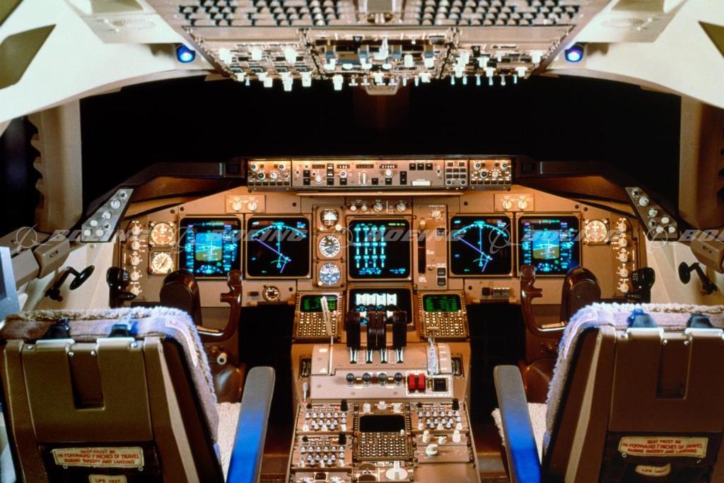 Boeing 747 8 Cockpit