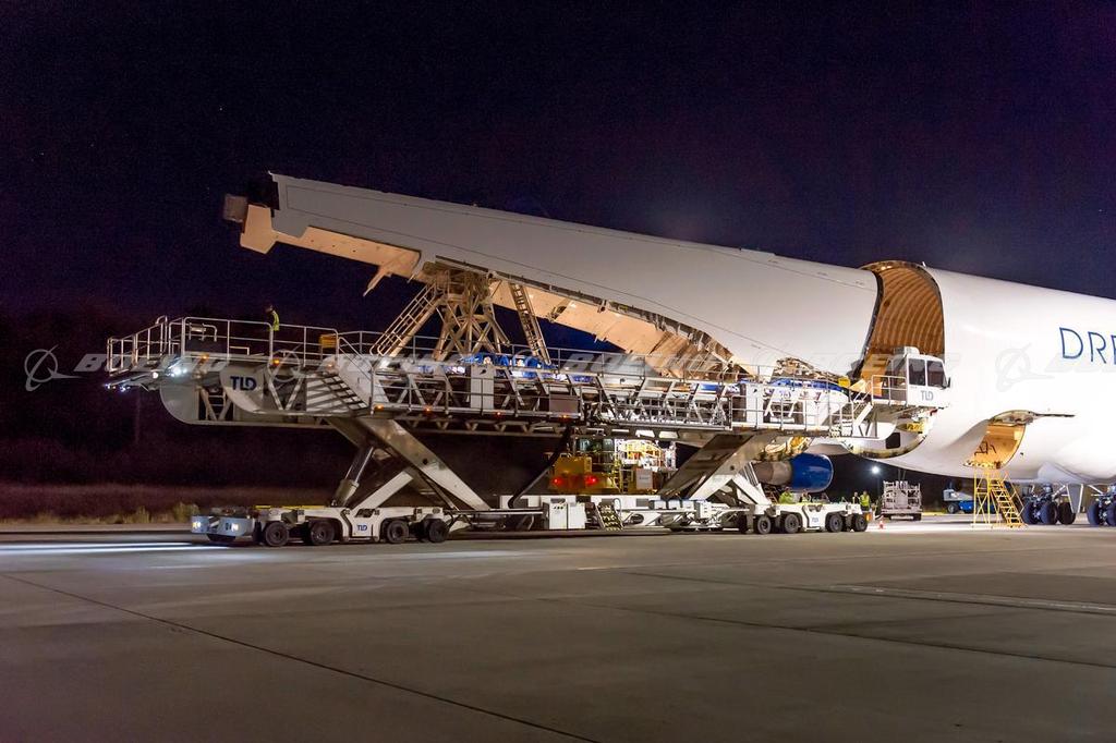 Boeing Images - Boeing Dreamlifter Unloading 787 Wings