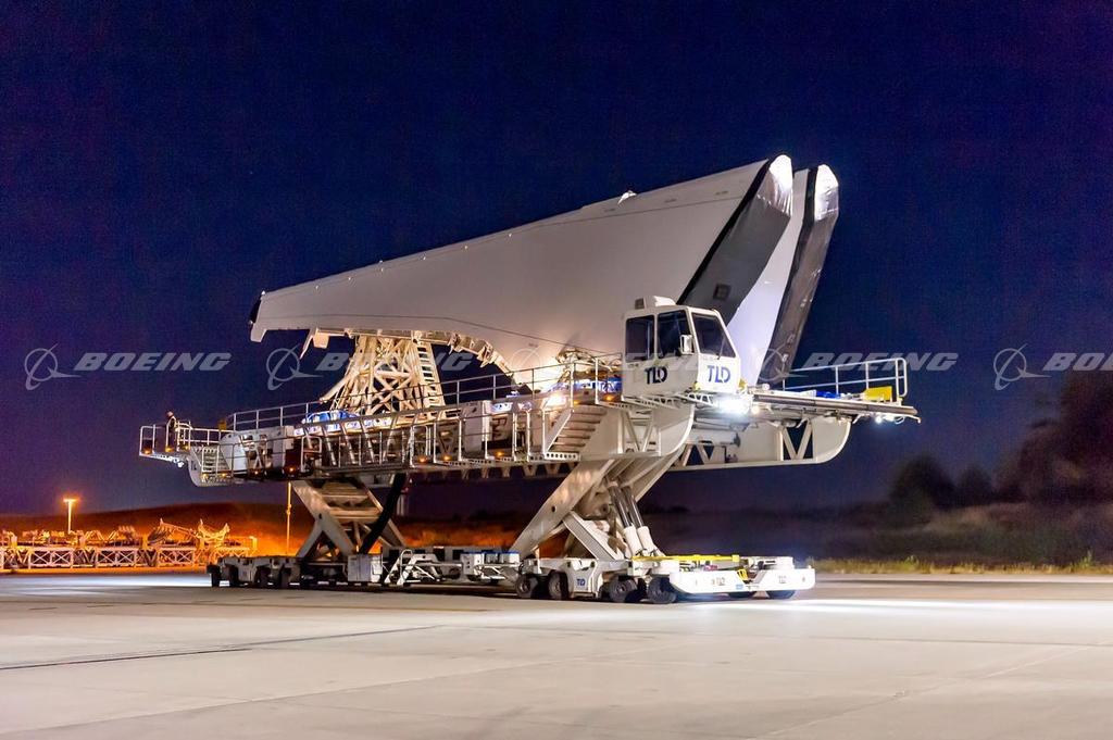 Boeing Images - Boeing Dreamlifter Unloading 787 Wings