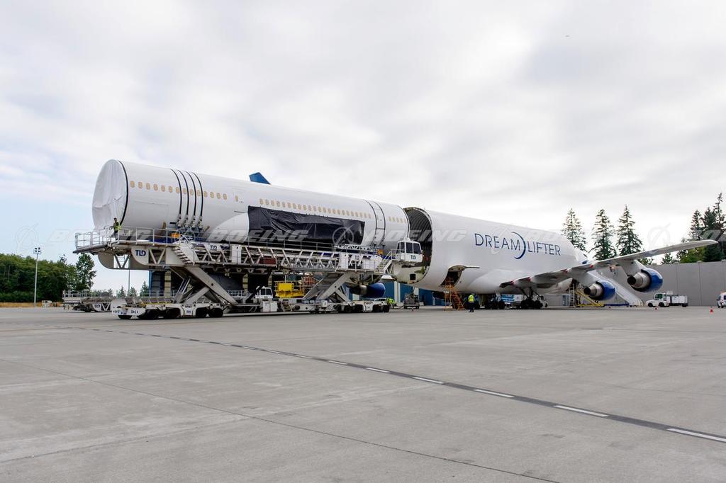 Boeing Images - Boeing Dreamlifter Unloading 787 Middle Body Sections