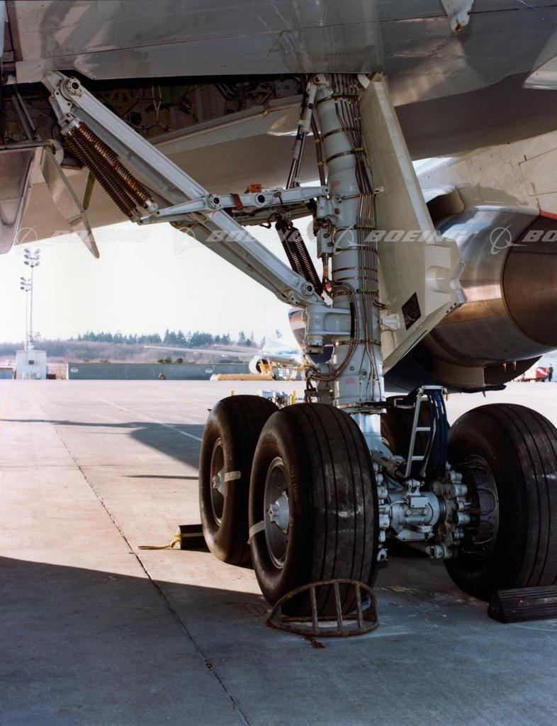 Boeing Images - 767-200 Main Landing Gear