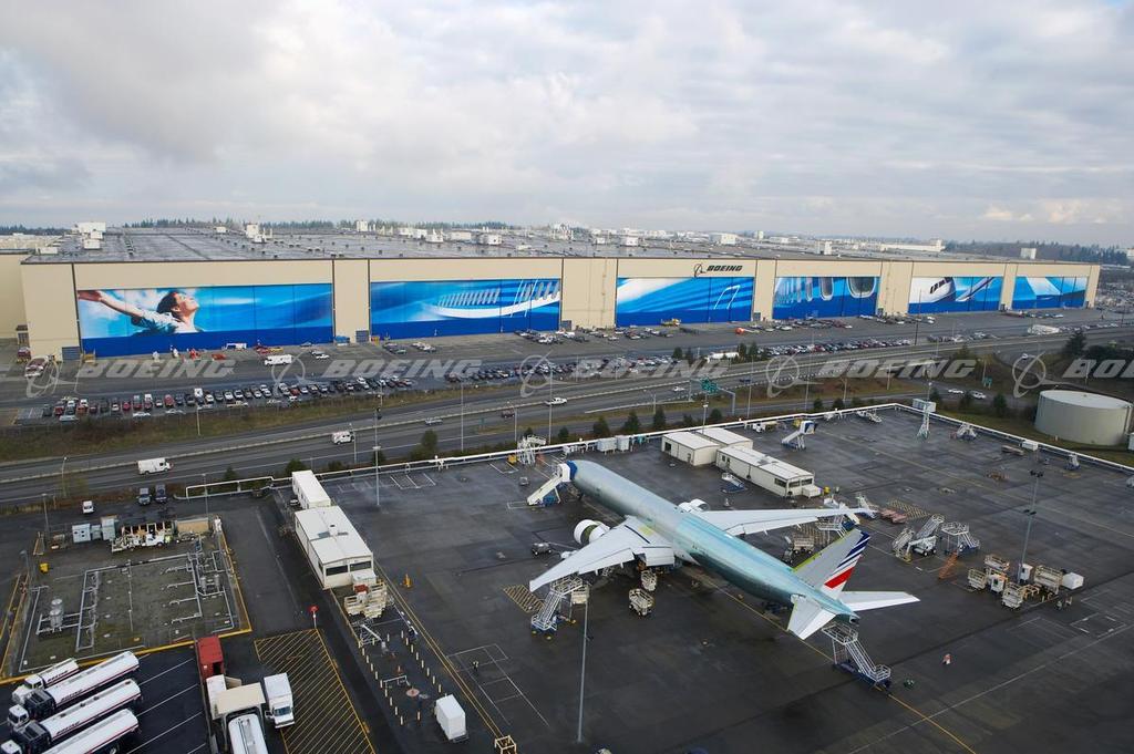Boeing Images - Boeing's New Livery Displayed on Hangar Doors of ...
