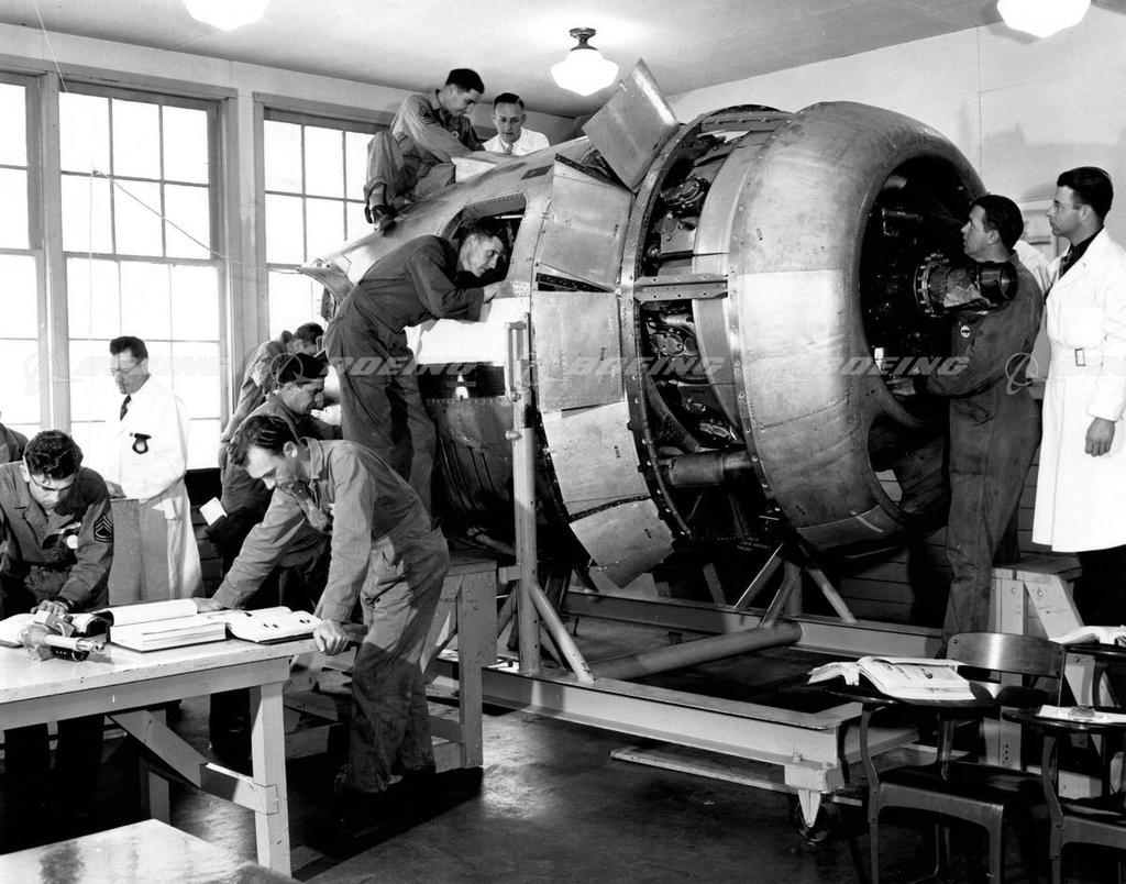 Boeing Images - US Air Force Mechanics at Boeing Superfortress School