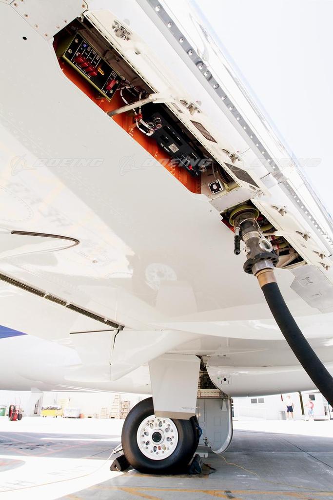Boeing Images - 717-200 Underwing Pressure Refueling