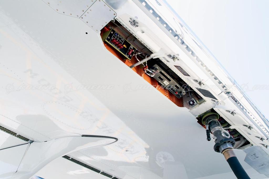 Boeing Images - 717-200 Underwing Pressure Refueling