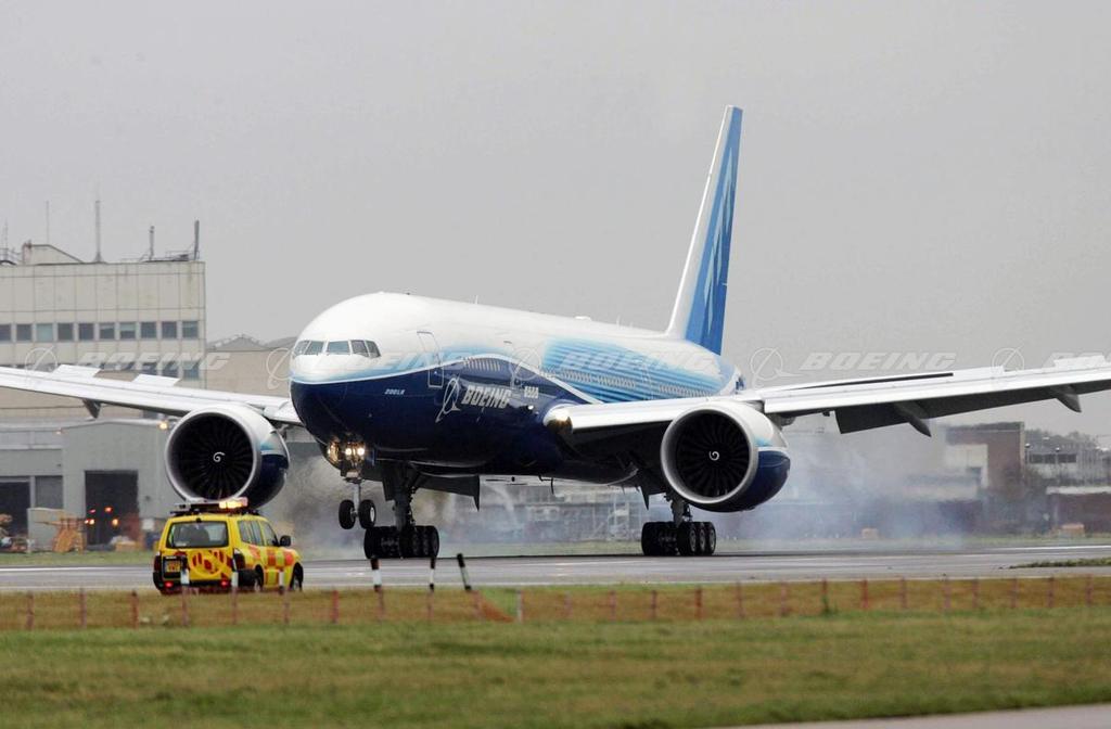 Boeing Images - Boeing 777-200LR Touching Down After Setting New World ...