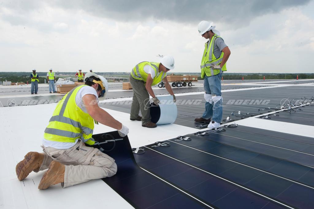 Boeing Images - Solar Panels on Roof of Boeing South Carolina 787 Final ...