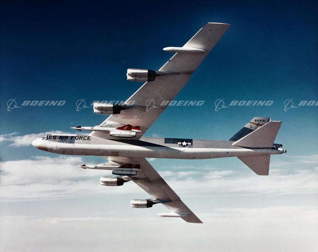 Boeing Images - B-52G Stratofortress with GAM-77 Hound Dog Missiles